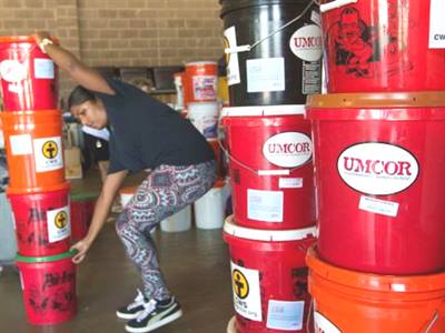 Youth Building Buckets for Flood Relief (10/29/17) | pitmanumc.org